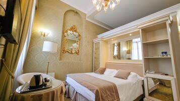 Master Suite | Roupa hipoalergénica, edredões de penas, minibar, cofre no quarto