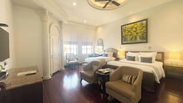Quarto Triplo Familiar, vista para o rio (Sanctuary) | Roupa de alta qualidade, camas de colchão Select Comfort