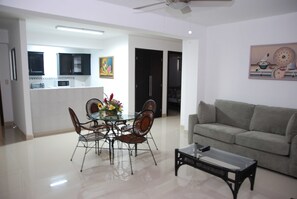 Apartamento luxo, 2 quartos | Frigobar, cofres nos quartos, escrivaninha, cortinas blackout