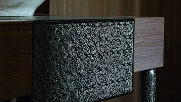 Uma tigela de mármore sobre uma mesa de madeira com um painel decorativo.