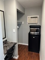 Quarto Standard, 1 cama queen-size | Com decoração personalizada, com mobília individualizada, secretária 