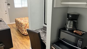 Quarto, 1 cama Queen | Individualmente decorados, individualmente mobiliados, escrivaninha