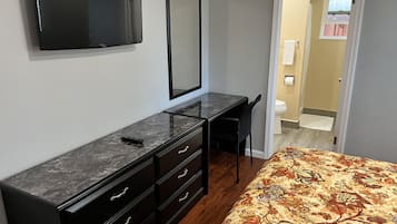Quarto, 1 cama Queen | Individualmente decorados, individualmente mobiliados, escrivaninha