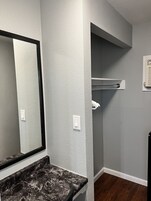 Quarto Standard, 1 cama queen-size | Com decoração personalizada, com mobília individualizada, secretária 