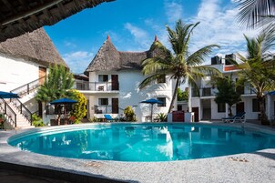 Piscina exterior, espreguiçadeiras