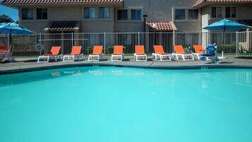 Piscina externa, espreguiçadeiras