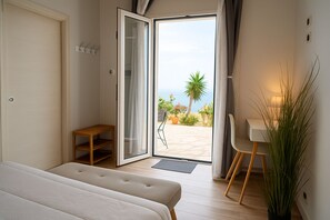 Quarto casal, vista para o mar | Cofres nos quartos, escrivaninha, Wi-Fi de cortesia