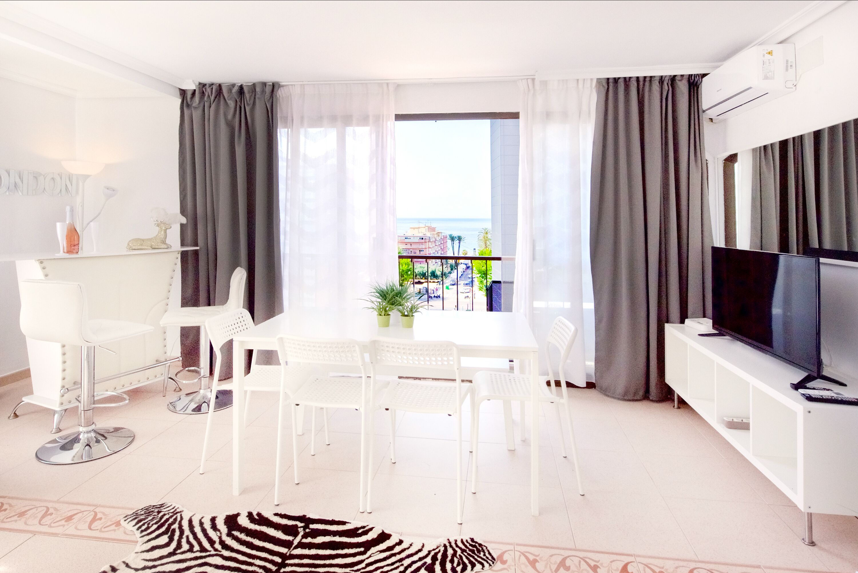 Apartamento Comfort, 2 quartos, cozinha, vista para a praia | Refeições no quarto