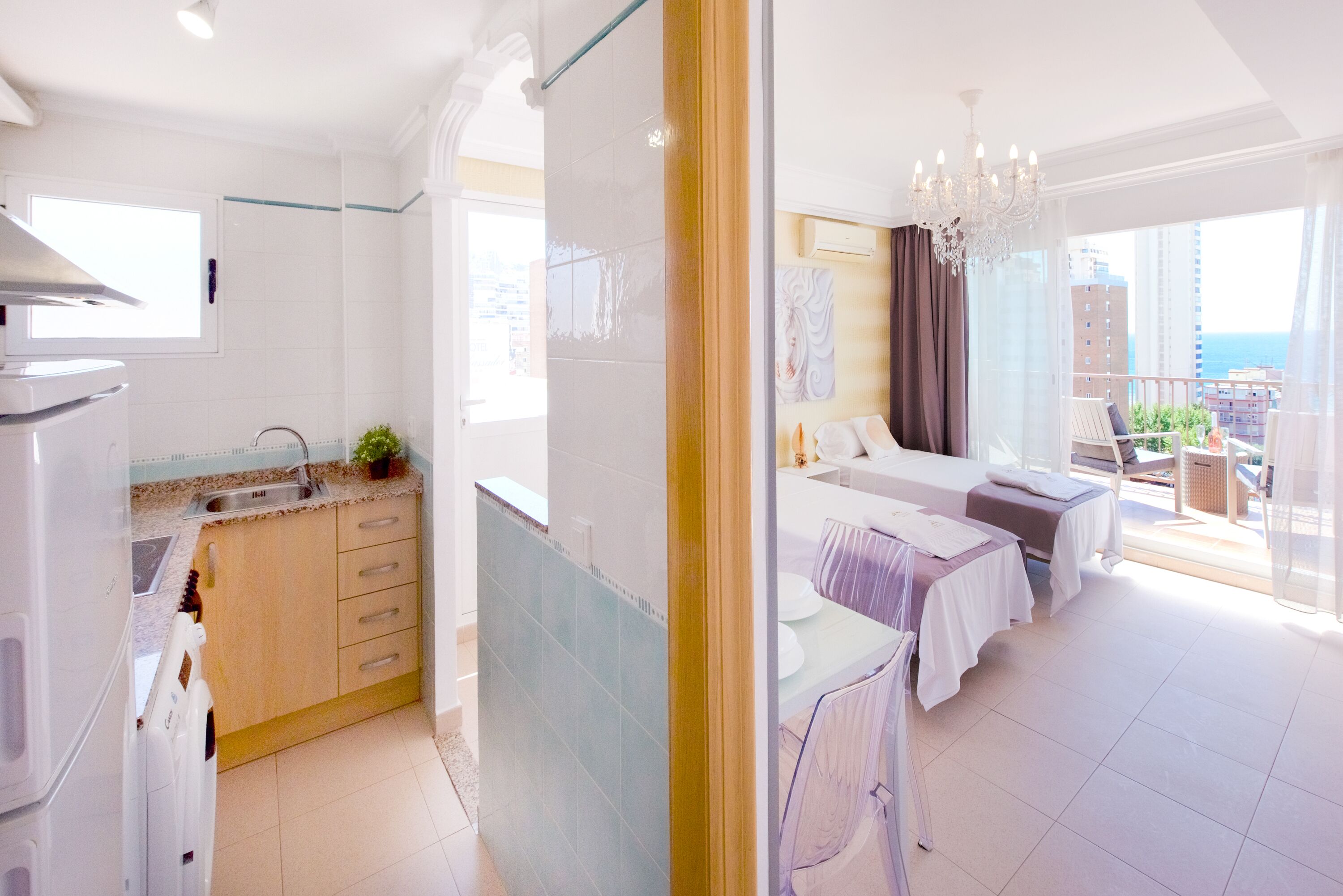 Quarto de hotel moderno com cozinha, varanda e vista, além de área de spa.