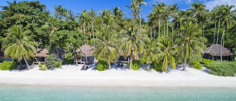 Na praia, prática de mergulho livre no local, bar na praia