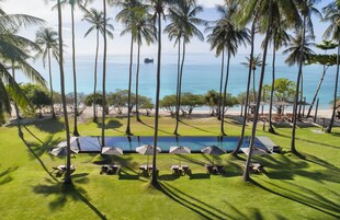 2 piscinas externas, guarda-sóis, espreguiçadeiras