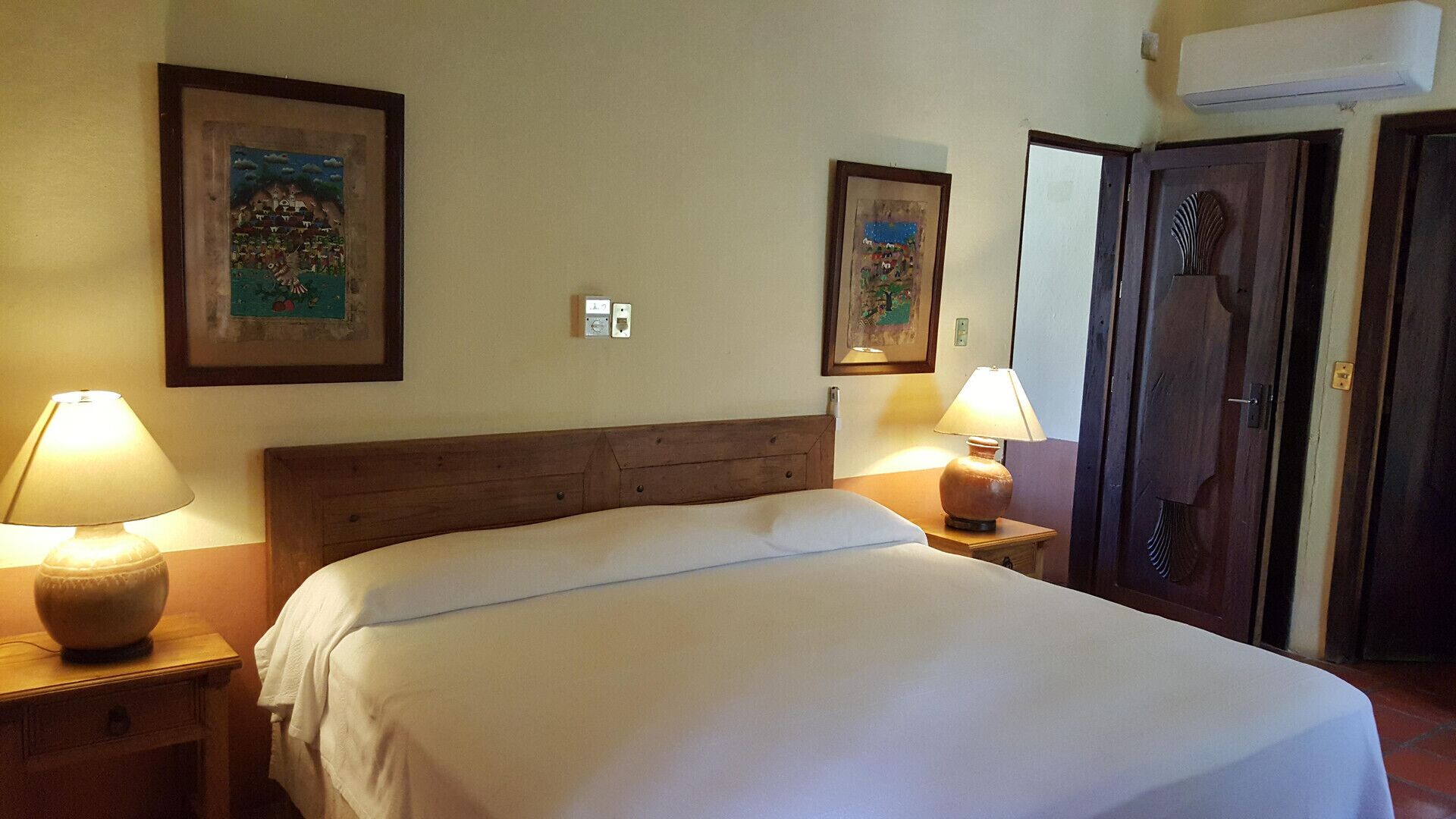 Frigobar, cofres nos quartos, ferros/tábuas de passar roupa