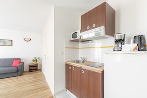 Apartamento Standard | Cozinha privada | Um frigorífico, um micro-ondas, uma placa de cozinha 