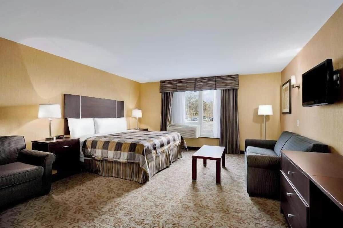 Edredons de pluma, escrivaninha, ferros/tábuas de passar roupa