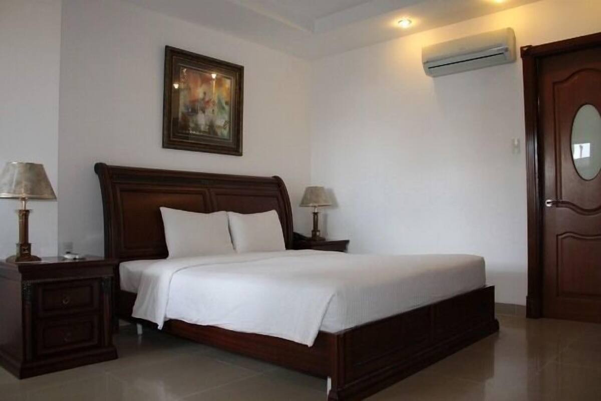 Roupa de alta qualidade, minibar, cofre no quarto, secretária 