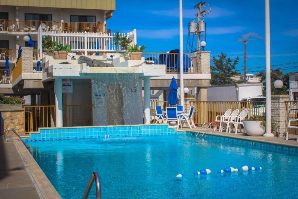 Piscina exterior, espreguiçadeiras 