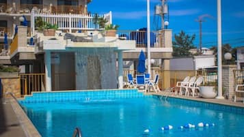 Piscina exterior, espreguiçadeiras