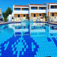 Piscina externa, guarda-sóis, espreguiçadeiras