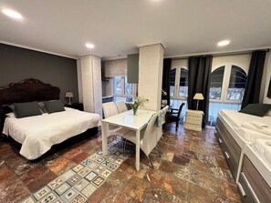 Estúdio Familiar | Cofre no quarto, com decoração personalizada 