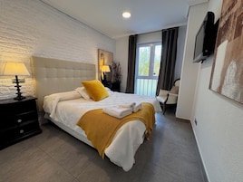 Apartamento Familiar, 1 quarto (4 people) | Cofre no quarto, com decoração personalizada 