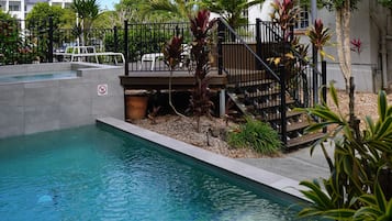 Piscina exterior, espreguiçadeiras