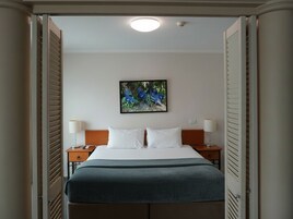 Suite, 1 quarto (with Spa) | Cofre no quarto, ferro/tábua de engomar, berços/camas para crianças