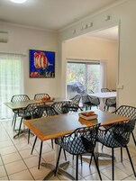 Pequeno-almoço continental diário mediante uma taxa 