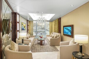 Frigobar, cofres nos quartos, escrivaninha