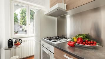 Apartamento, vista para a piscina | Cozinha privada | Chaleira elétrica