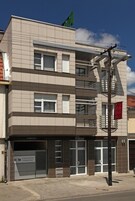 Um edifício de vários andares com uma garagem identificada como "Zabranić Parking".