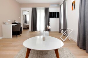 Executive Double Room, Balcony, Sea View | Sala de estar | Televisor LED
