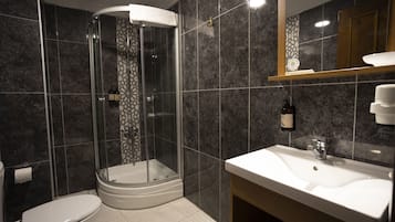 Quarto Triplo | Casa de banho | Um polibã, um secador de cabelo, toalhas fornecidas, sabão