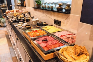 Pequeno-almoço tipo buffet diário (4050 ISK por pessoa)