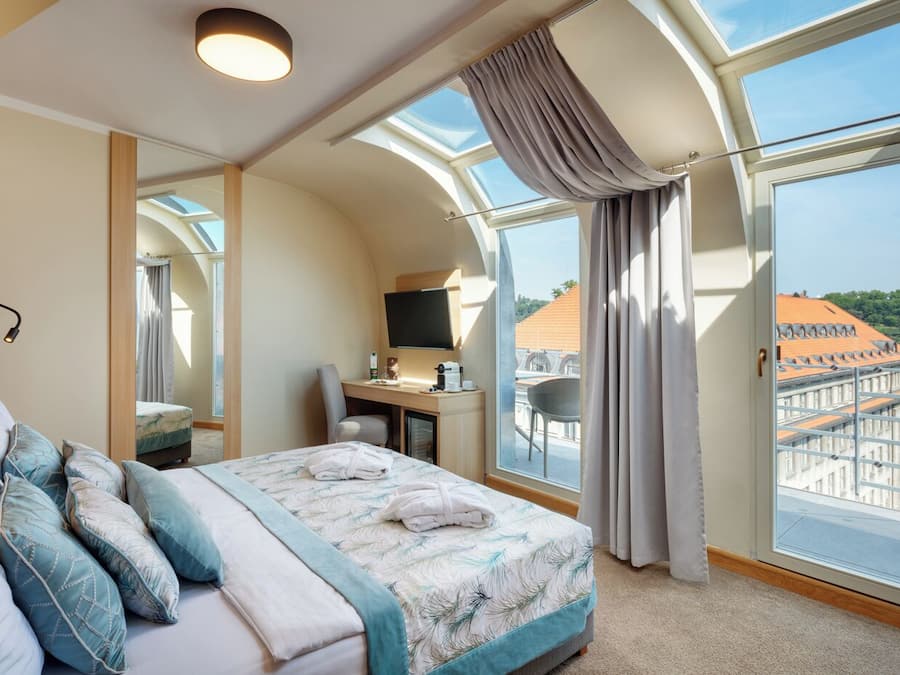 Quarto superior (Panoramic View) | Frigobar, cofres nos quartos, escrivaninha