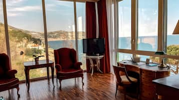 Suite con Terrazza Vista Mare (Spa/Club Lounge Access) | Área de estar | TV LCD 40 polegadas com canais via satélite, TV, DVD player