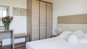 1 quarto, cofre no quarto, secretária, cortinas/cortinados opacos