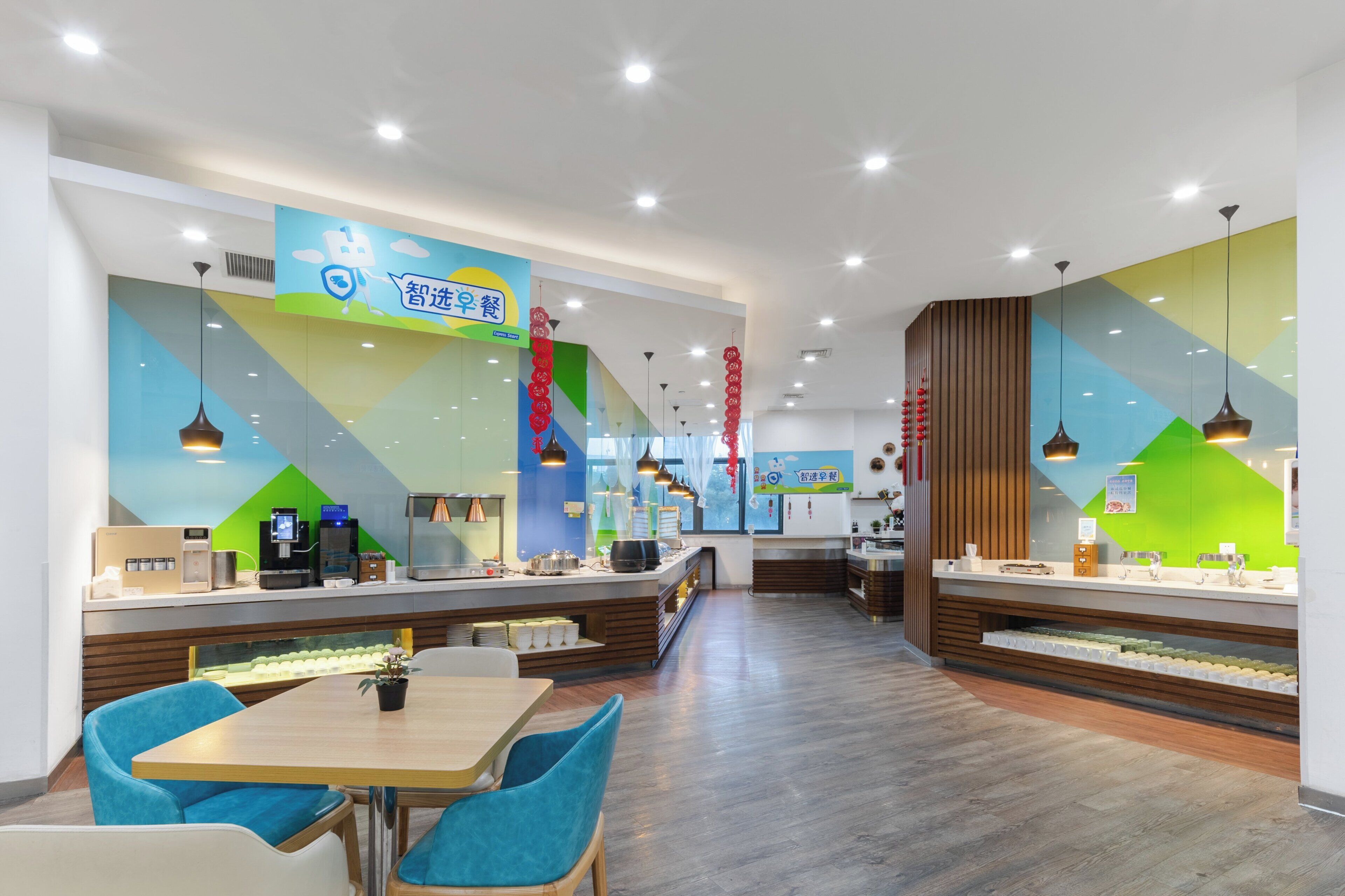 Interior moderno de café com balcão central, área de estar e detalhes decorativos.