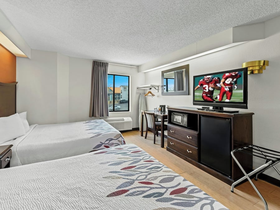 Quarto luxo, 2 camas Queen, para não fumantes | Escrivaninha, cortinas blackout, berços grátis, Wi-Fi de cortesia