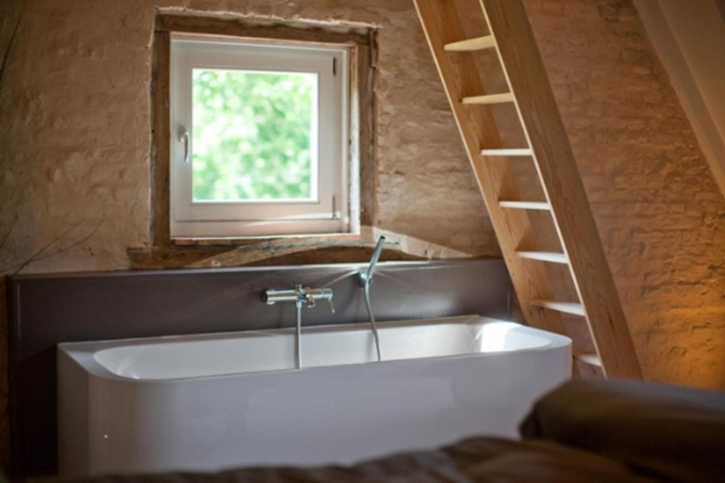 Uma banheira, artigos de higiene pessoal grátis, um secador de cabelo 