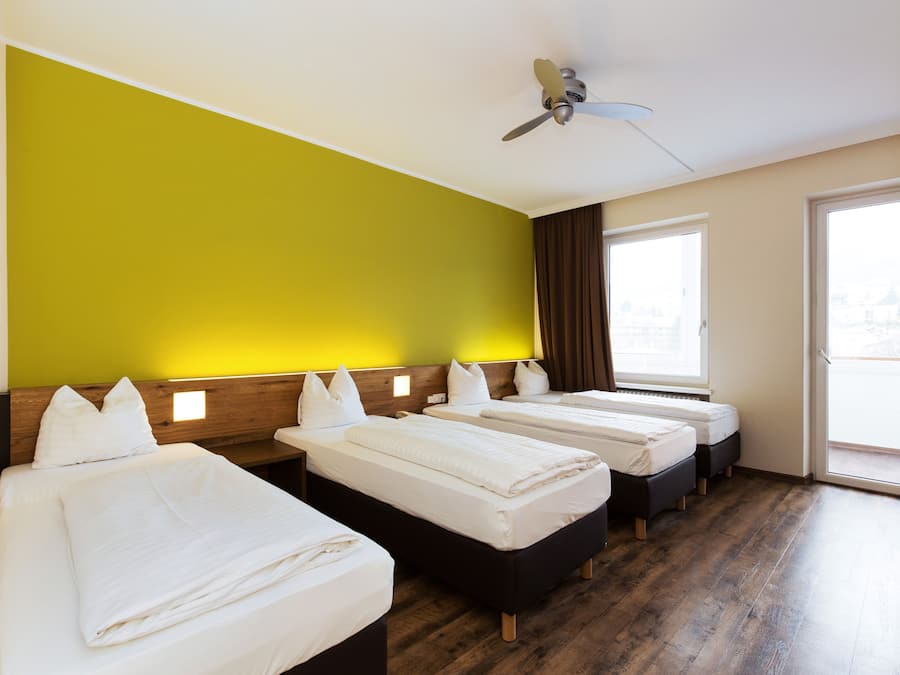 Quarto Quádruplo | Camas de colchão Select Comfort, cofre com capacidade para portátil