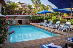 Piscina exterior, guarda-sóis, espreguiçadeiras 