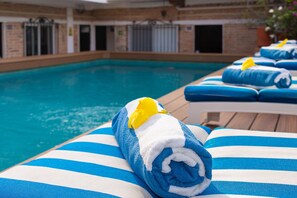 Piscina exterior, guarda-sóis, espreguiçadeiras 