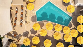 Piscina exterior, guarda-sóis, espreguiçadeiras