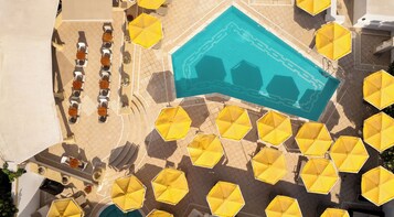 Piscina externa, guarda-sóis, espreguiçadeiras