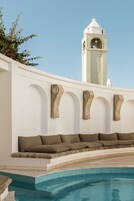 Piscina externa, guarda-sóis, espreguiçadeiras