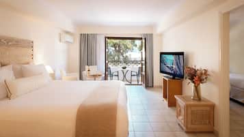 Suite Familiar | Roupa de alta qualidade, minibar, cofre no quarto, secretária