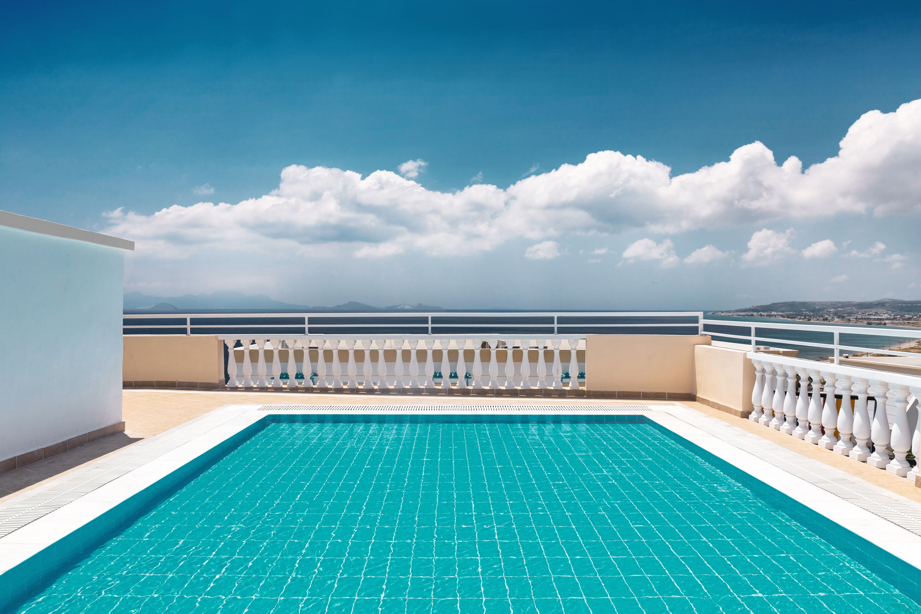2 piscinas exteriores, guarda-sóis, espreguiçadeiras 
