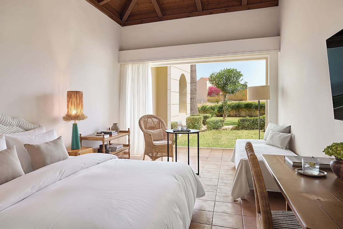 2 quartos, roupa de alta qualidade, minibar, cofre no quarto