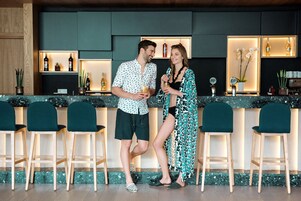 5 bares/lounges, um bar junto à piscina, um bar de praia 