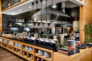 Pequeno-almoço tipo buffet diário (20 EUR por pessoa) 